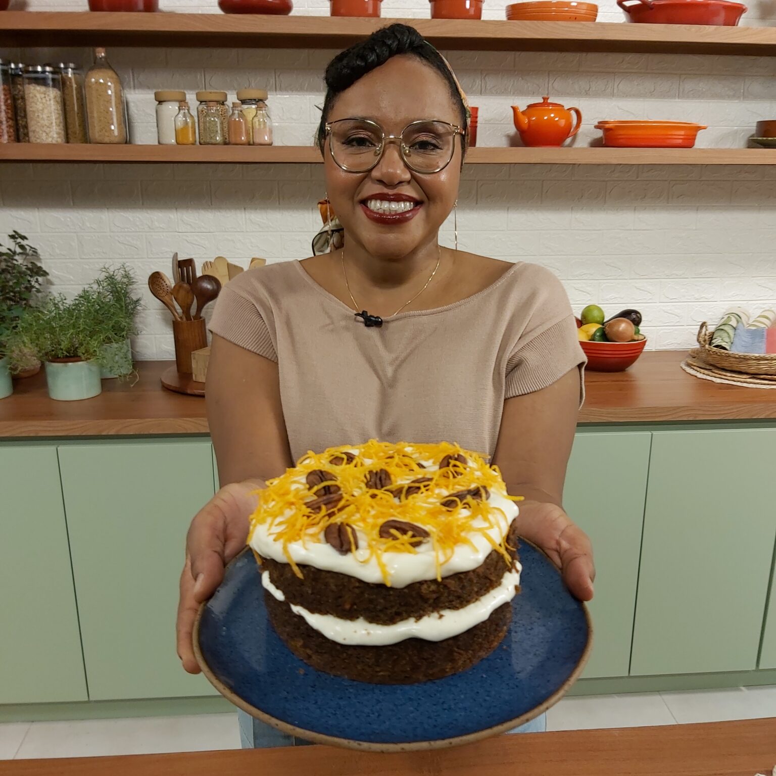 BOLO DE CENOURA AMERICANO COM BUTTER CREAM (CARROT CAKE) - Larissa Januário